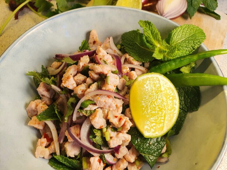 Spicy Thaisalat Med Svinekød Larb Moo ลาบหมู Din Thaimad